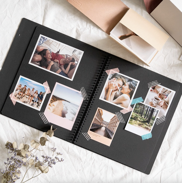 Jak na lepení fotek do alba | Vyvolej.to